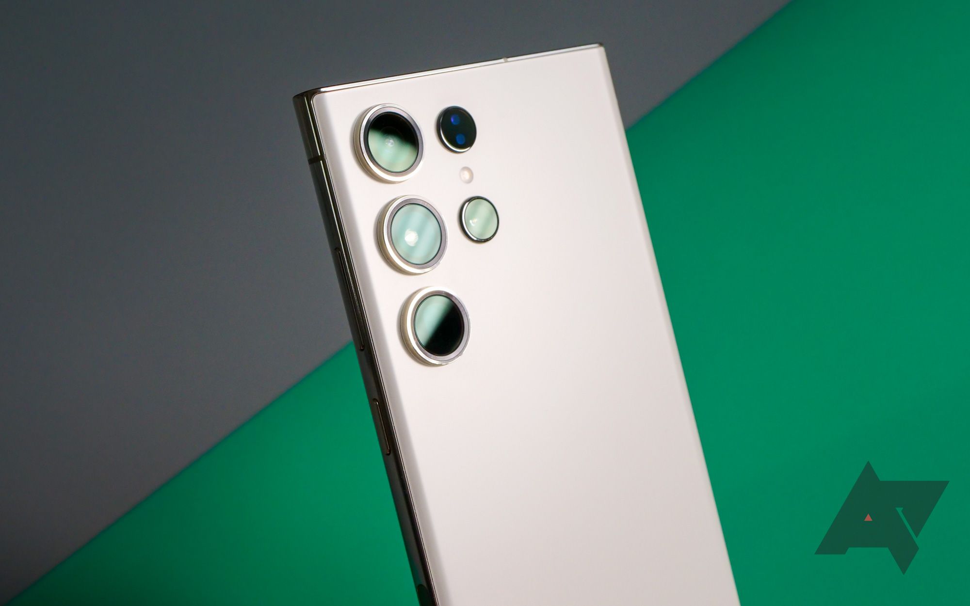 The Samsung Galaxy S23 series receives its first day-one security patch ...